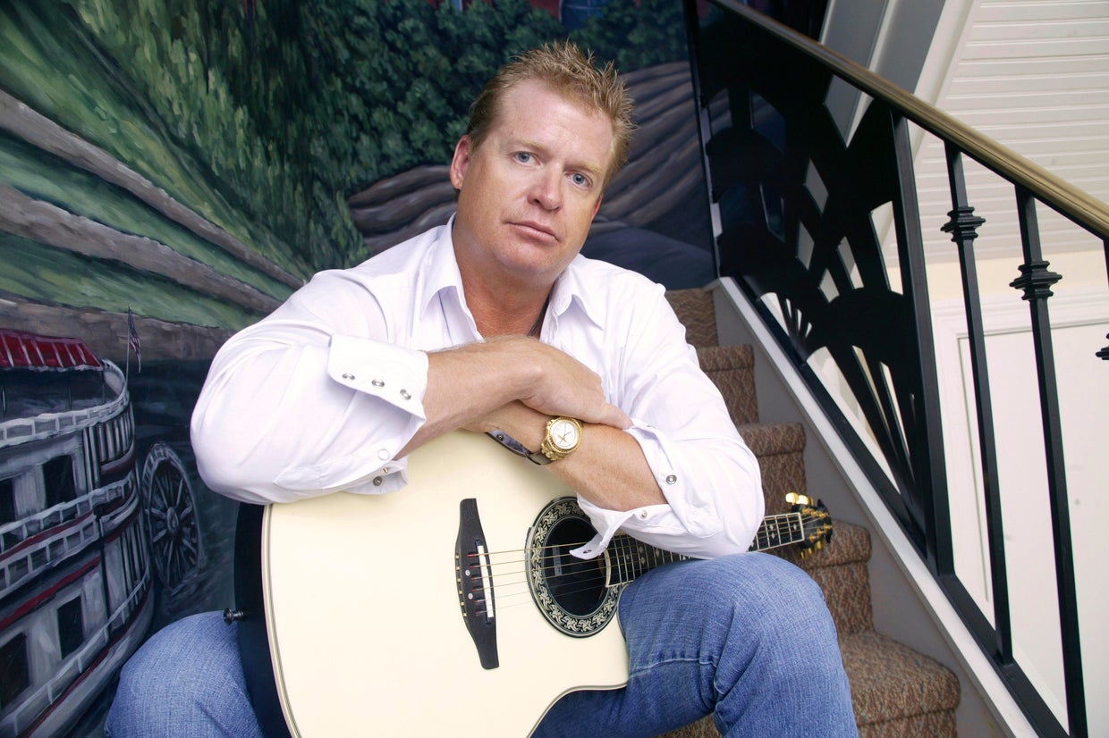 Country singer-songwriter Charlie Robison dies at 59 after suffering ...