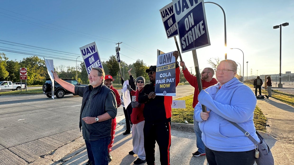 Mood upbeat along picket lines as U.S. auto strike enters its second ...