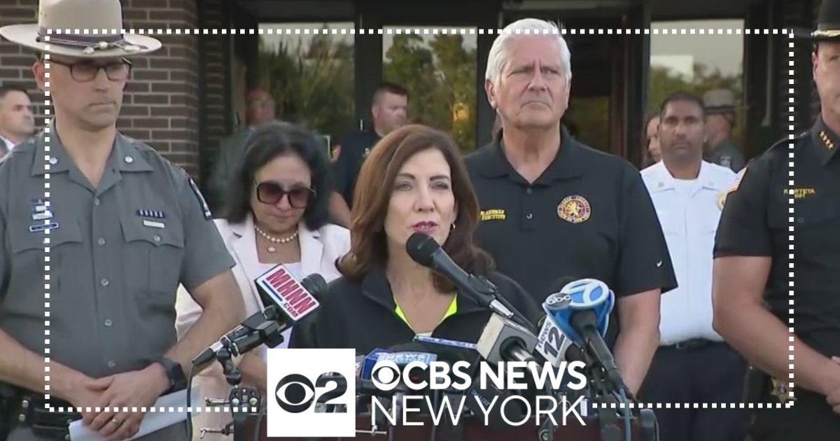 Officials give update on deadly high school band bus crash - CBS New York