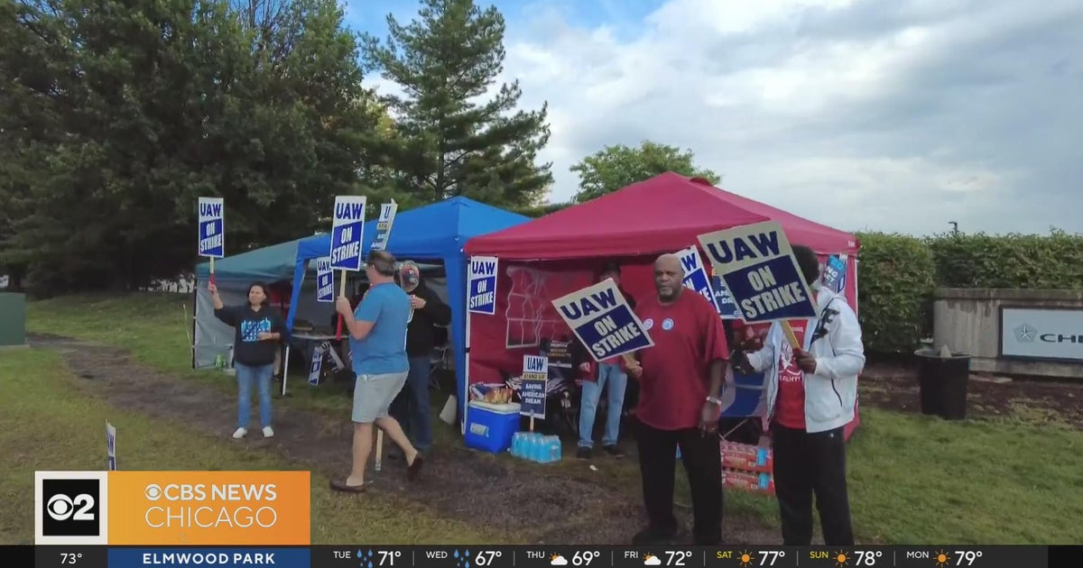 More workers join UAW picket line - CBS Chicago