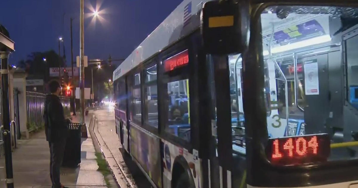 Robbers target victims at Chicago bus stop - CBS Chicago