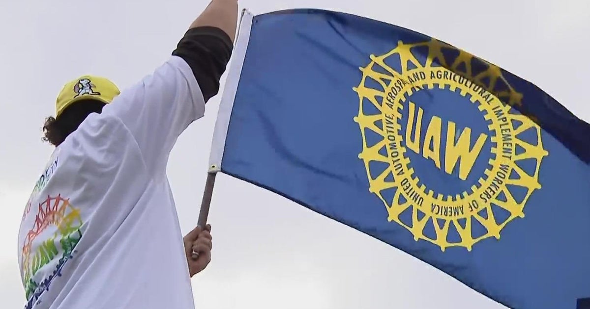 Thousands of workers at Chicago Ford assembly plant join UAW strike ...