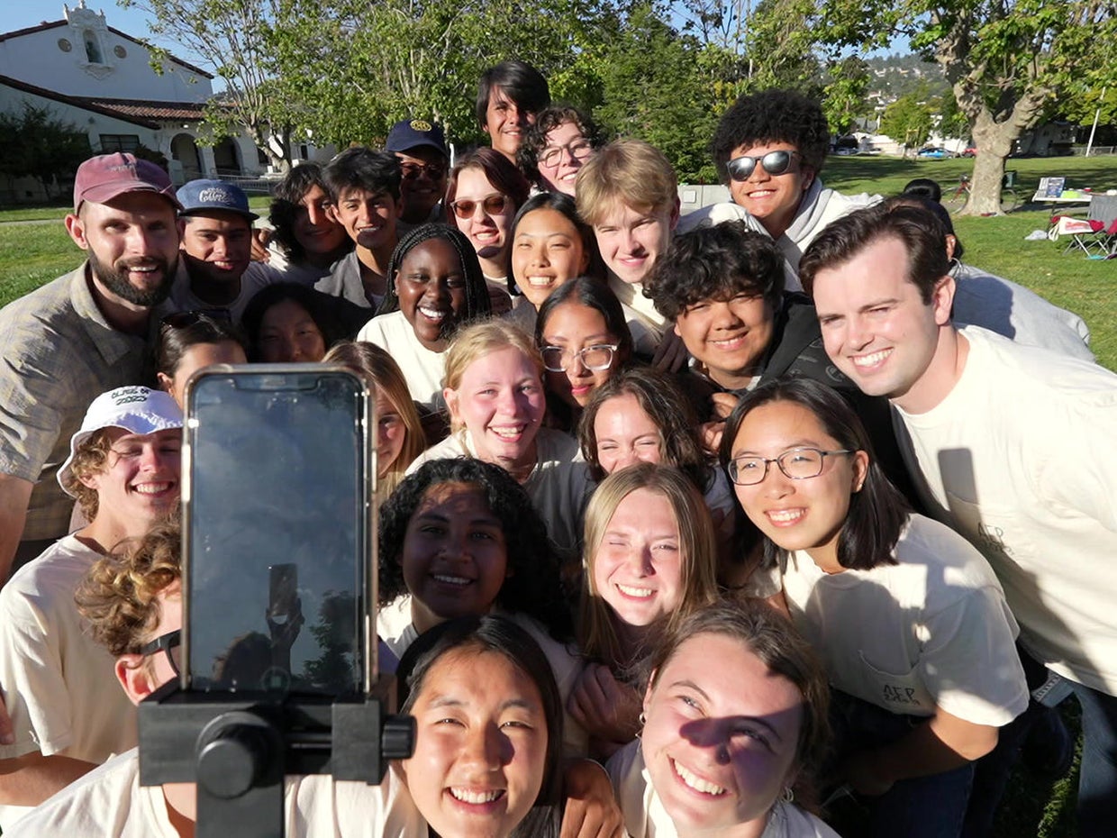 Students building bridges across the American divide - CBS News