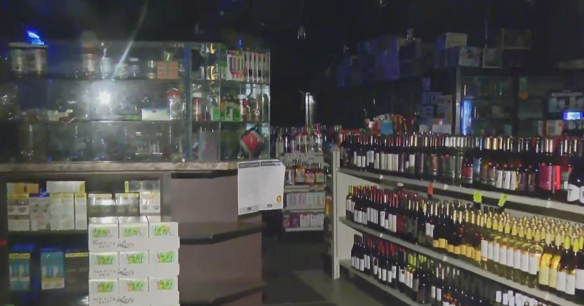 3 armed men rob Chicago liquor store - CBS Chicago