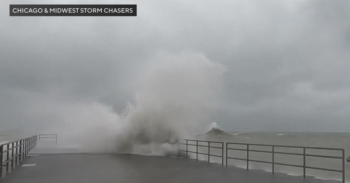 High waves pound Chicago shoreline along Lake Michigan - CBS Chicago
