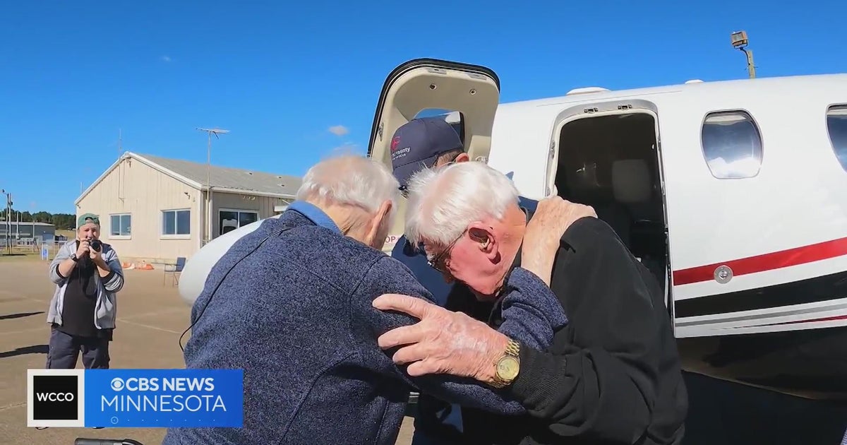 Two Marines had a heartwarming reunion - CBS Minnesota