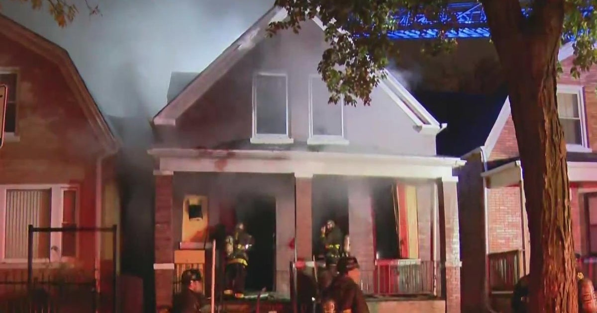 Firefighter injured battling house fire in Chicago - CBS Chicago