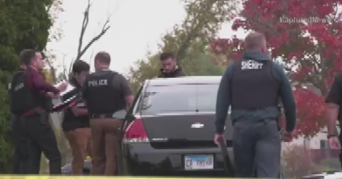 Officer shoots, kills suspect in suburban Chicago sledgehammer attack ...