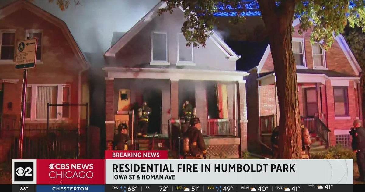 Firefighter injured battling house fire in Chicago - CBS Chicago