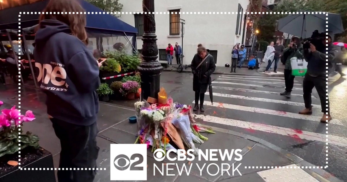 Matthew Perry memorial grows outside "Friends" house - CBS New York