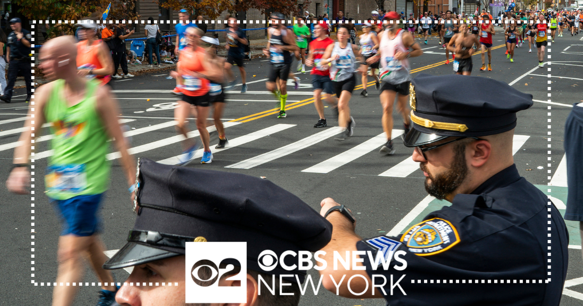 NYC officials hold ceremonial painting of marathon blue line - CBS New York