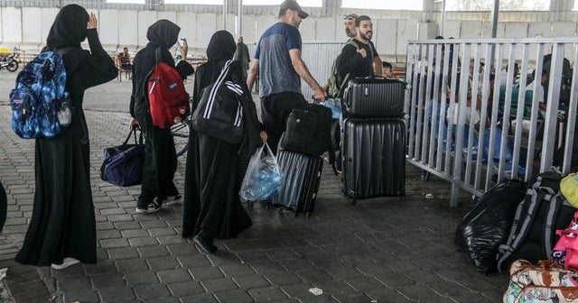 The desperate situation at the Gaza-Egypt border - CBS News