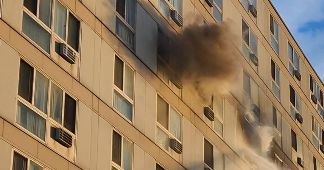 4 people injured in Chicago high-rise fire - CBS Chicago