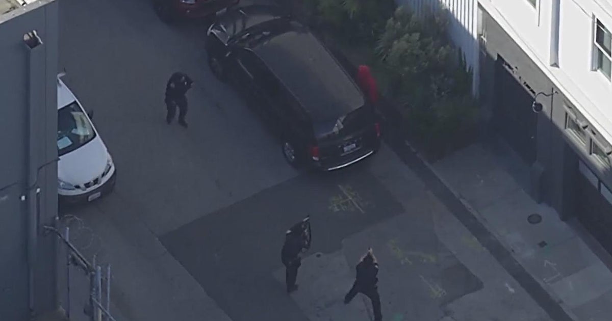 SFPD officers swarm on alleged carjacking suspect in Mission District ...