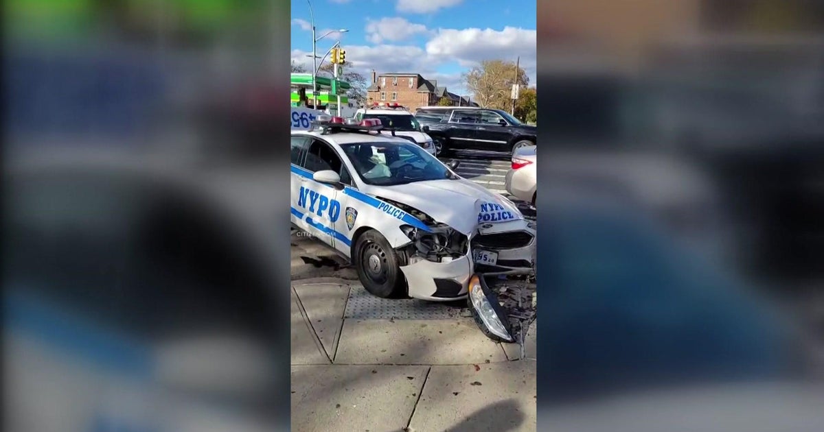 4 hurt in crash involving police car in Queens - CBS New York