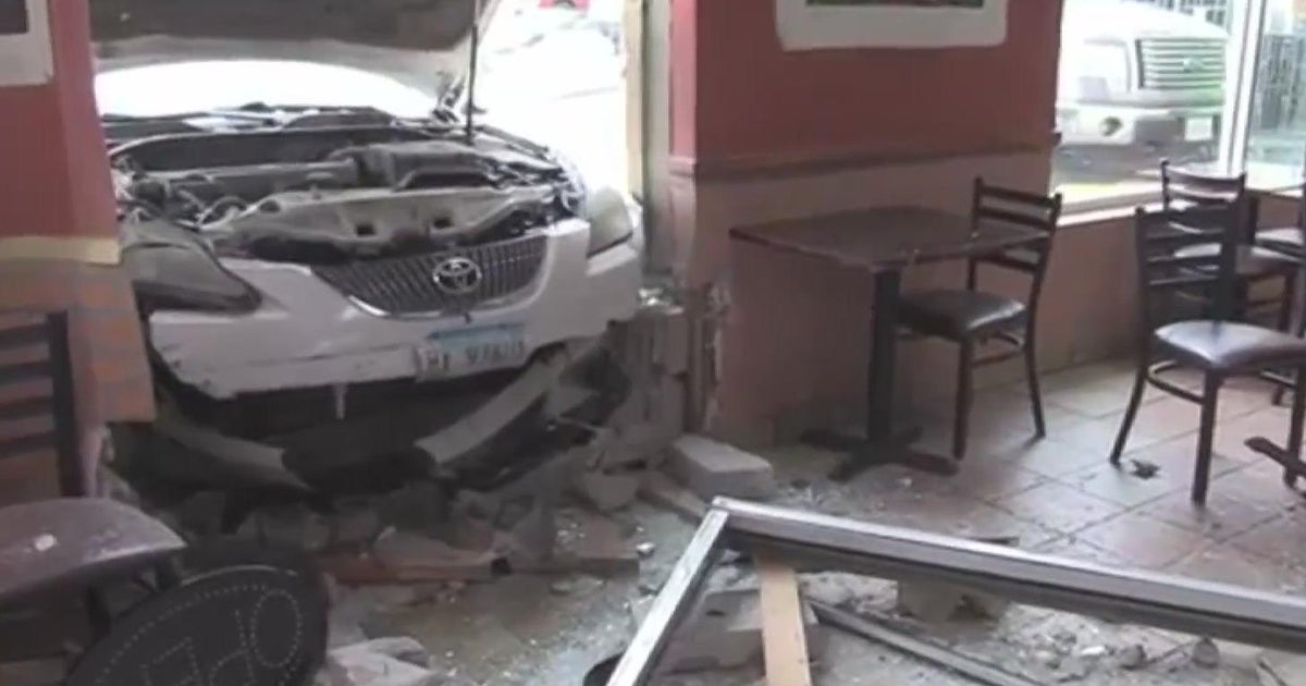 Car crashes through Chicago pizza restaurant - CBS Chicago