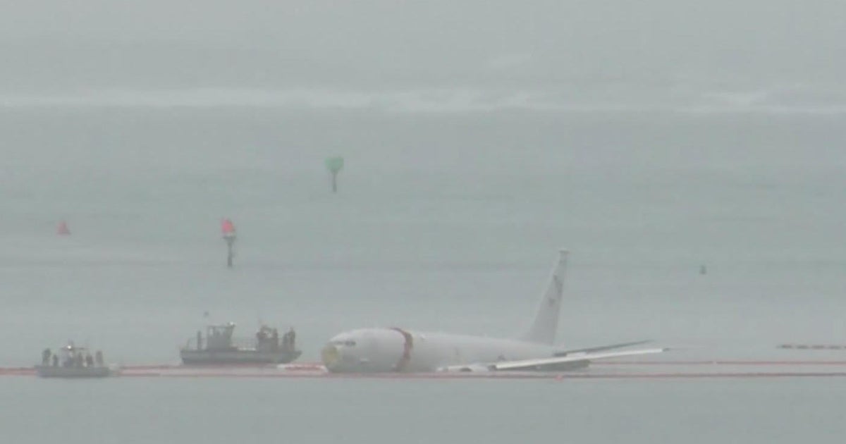 U.S. warplane overshoots runway in Hawaii - CBS Chicago
