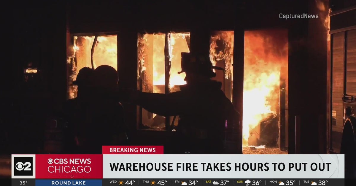 Fire breaks out at Logan Square warehouse - CBS Chicago