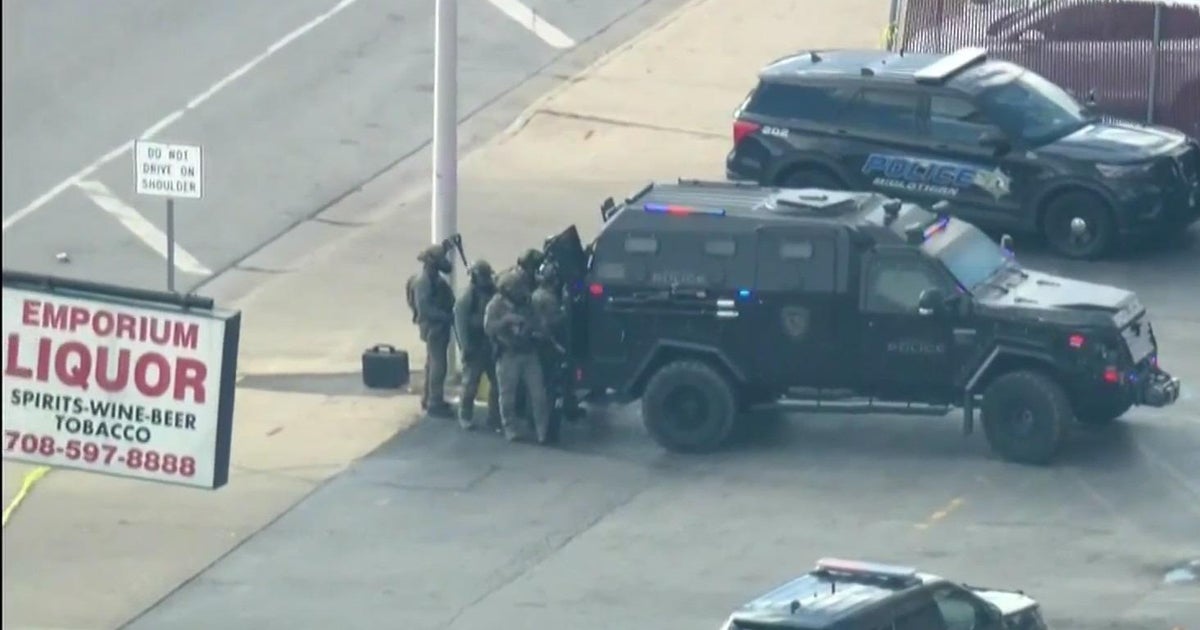 Armed robbery in Chicago suburb leads to SWAT response, three arrests ...