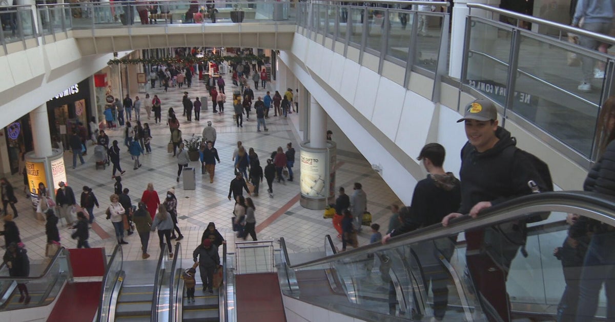 Crowds head to South Shore Plaza in Braintree for Black Friday deals ...