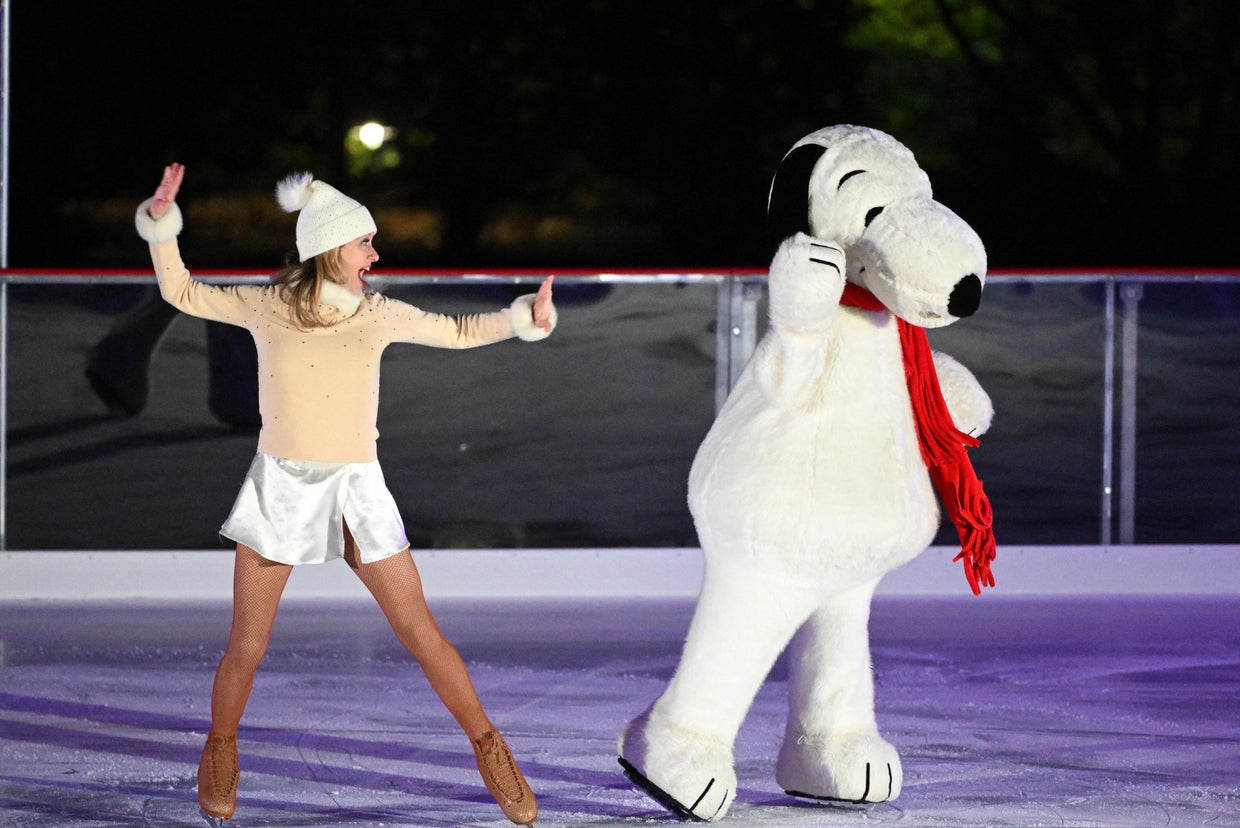 Jill Biden unveils White House ice rink - CBS News