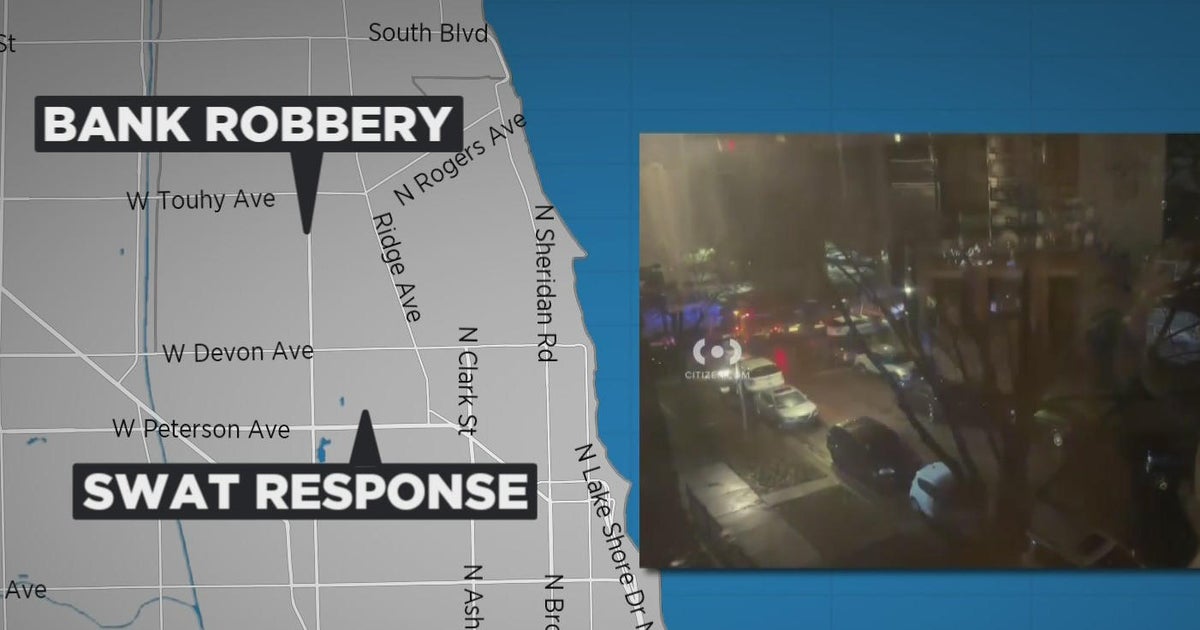 CPD SWAT response in Chicago's West Rogers Park neighborhood - CBS Chicago