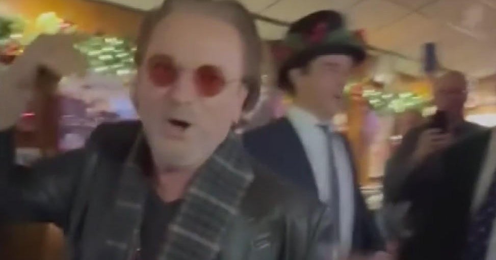 Bono impersonator has people fooled at Chicago bar - CBS Chicago