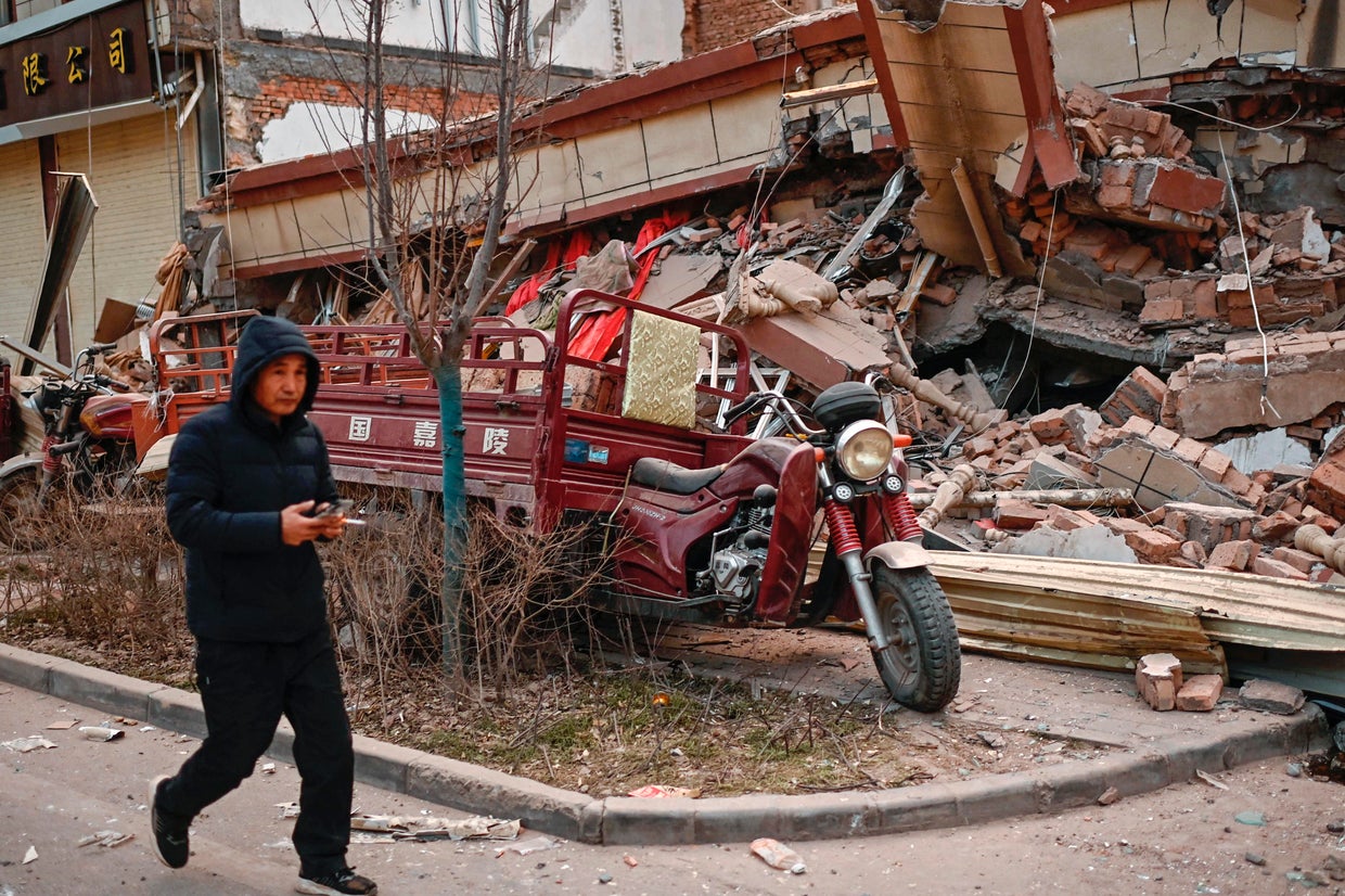 Earthquake in China leaves at least 126 dead, hundreds injured - CBS News