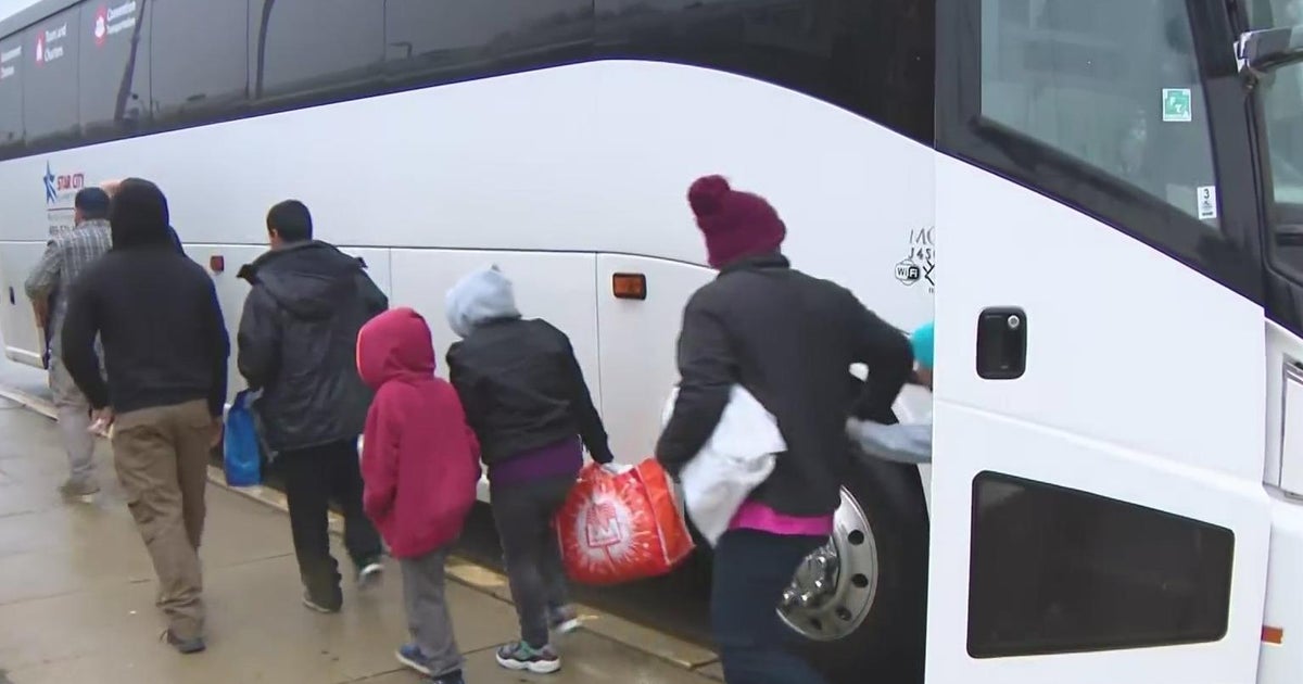 Chicago suburb restricts buses from dropping off migrants - CBS Chicago