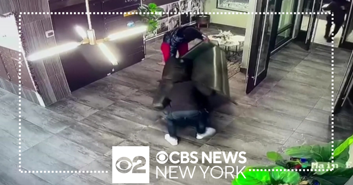 Burglars seen on video stealing furniture from Harlem building's lobby ...