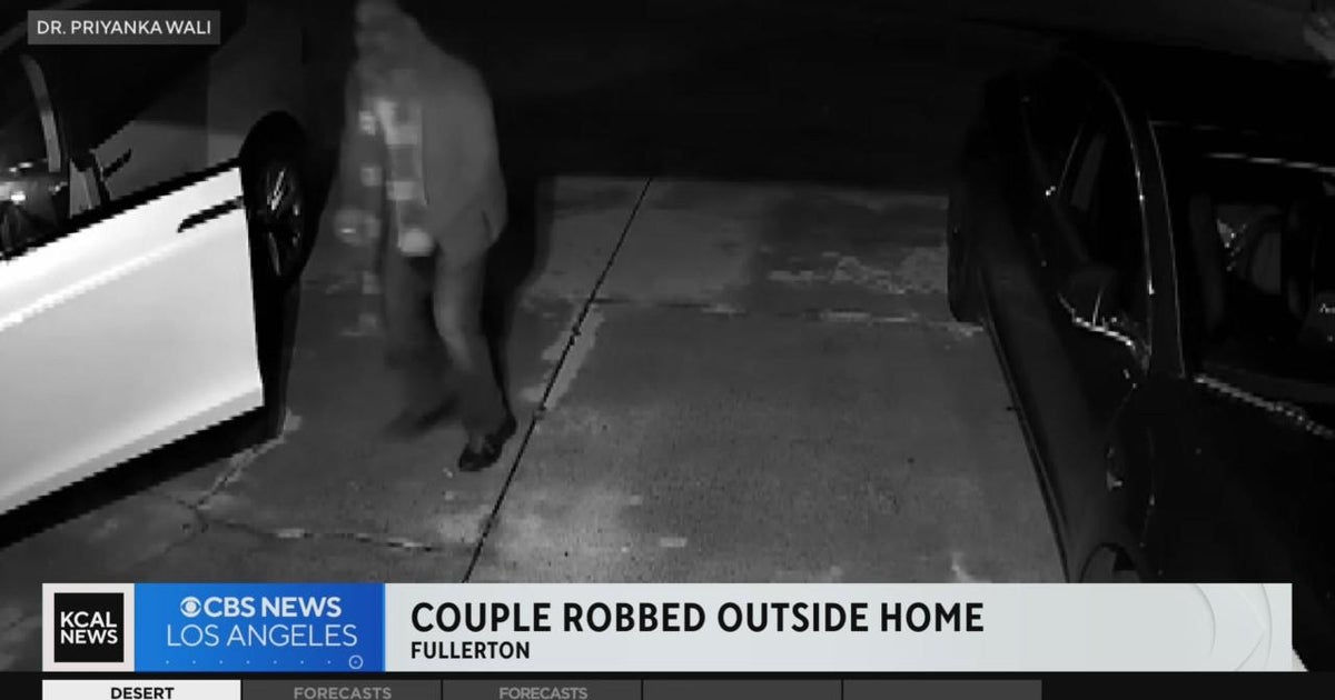 Couple Robbed Outside Home In Fullerton Cbs Los Angeles