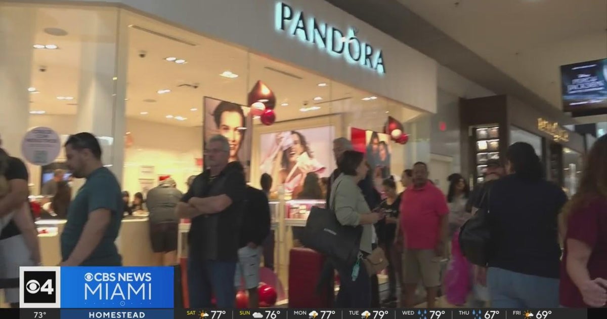 Thousands race to Miami International Mall for last-minute holiday ...