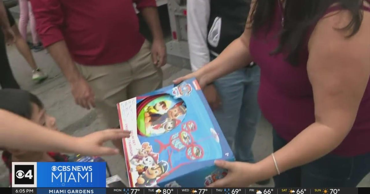 Pompano Beach Christmas Express brings toys, presents for children ...