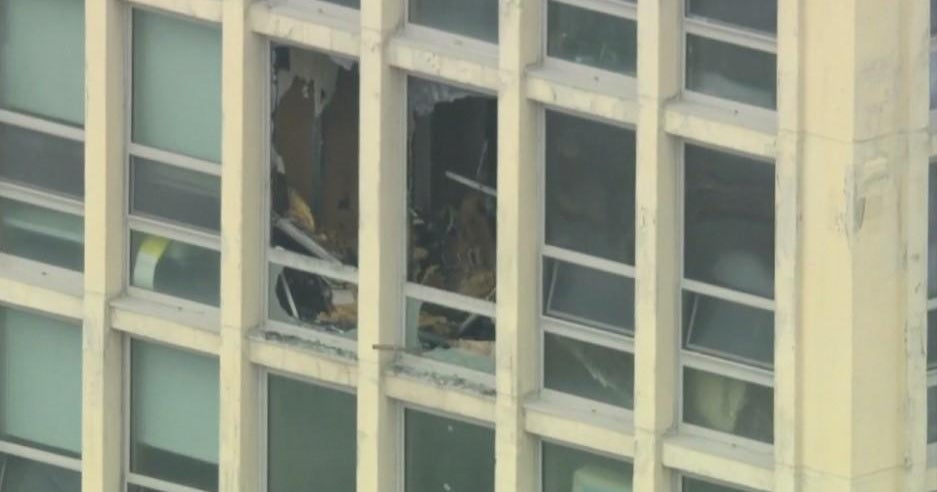 2 injured in high-rise apartment fire on Chicago's South Side - CBS Chicago