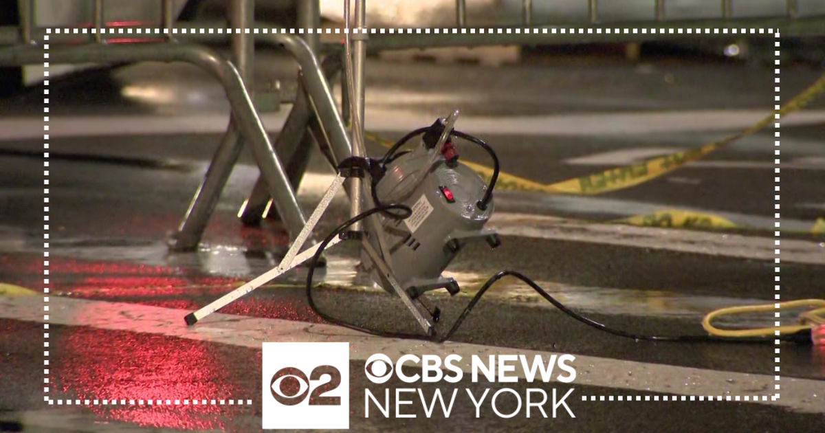 Midtown streets still shut down from steam line rupture - CBS New York
