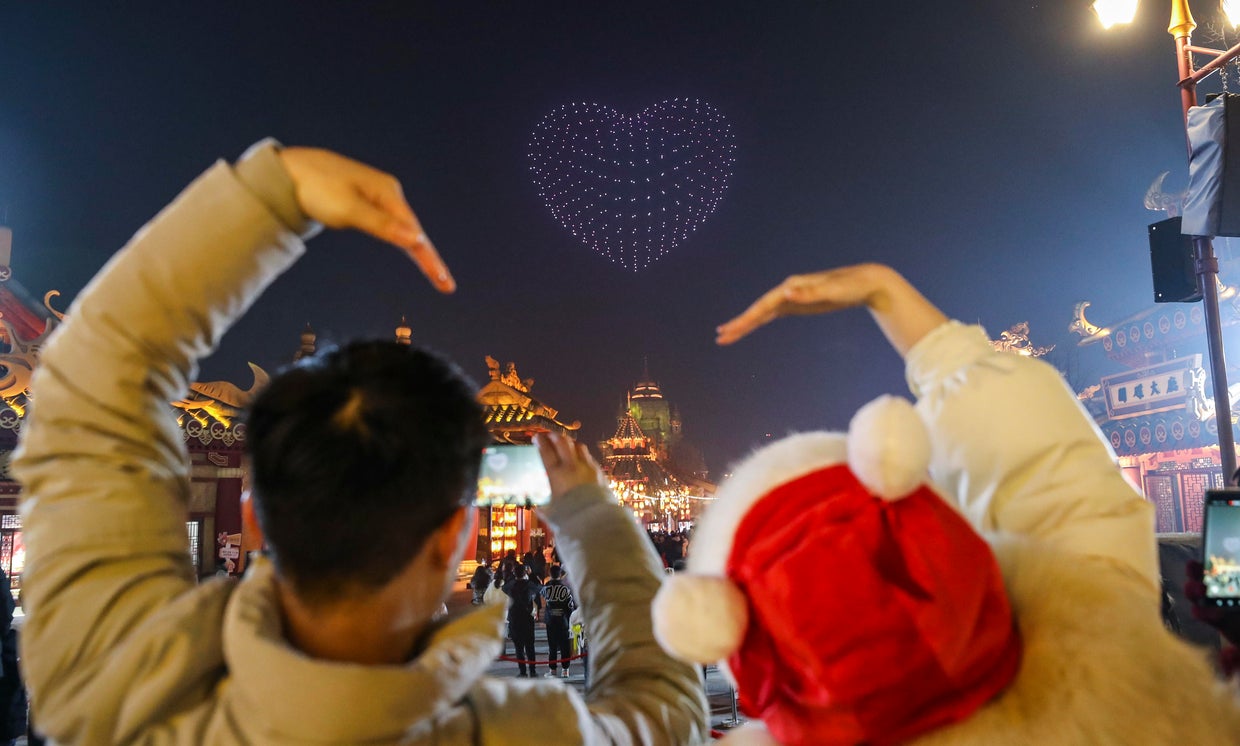 Ringing in 2024: New Year's Eve photos from around the world - CBS News