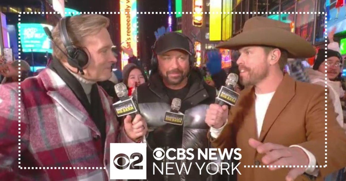 CBS New York's Lonnie Quinn joins revelers in Times Square for New Year ...
