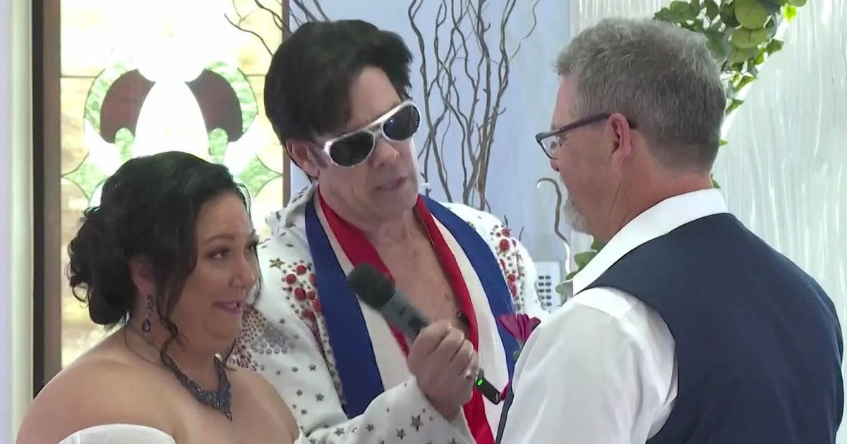 Hundreds tie the knot in Las Vegas for 12/31/23 - CBS Chicago