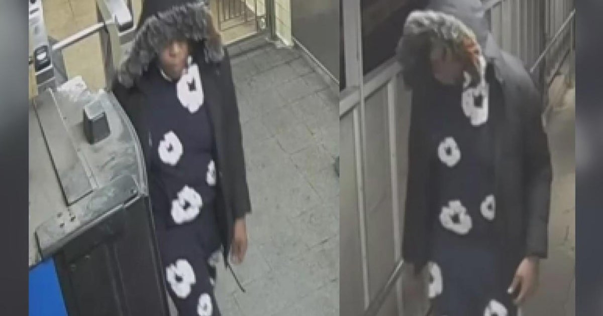 Robber armed with machete targets victim on CTA Blue Line - CBS Chicago