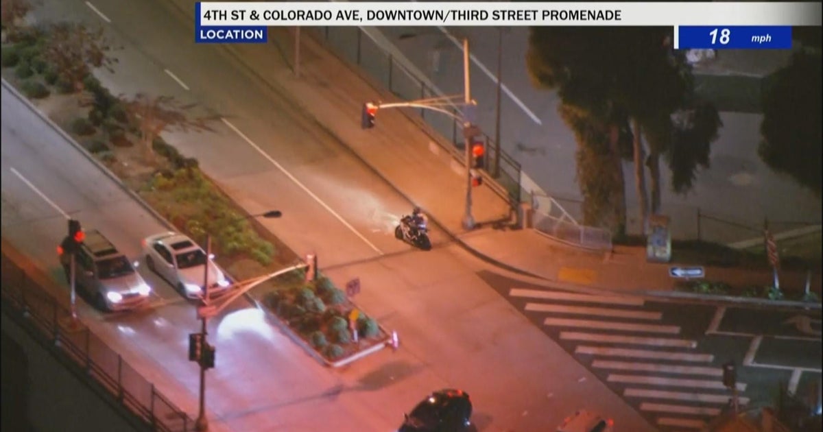 Police chase speeding motorcycle in parking complex - CBS Los Angeles