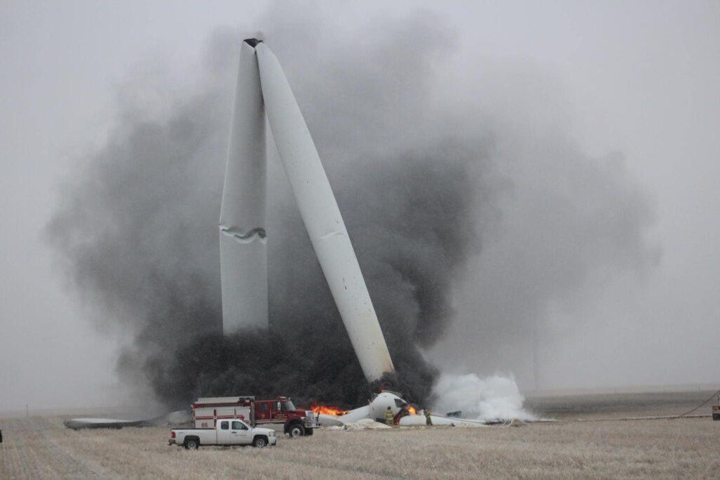 Turbine at Colorado wind farm collapses, burns - CBS Colorado