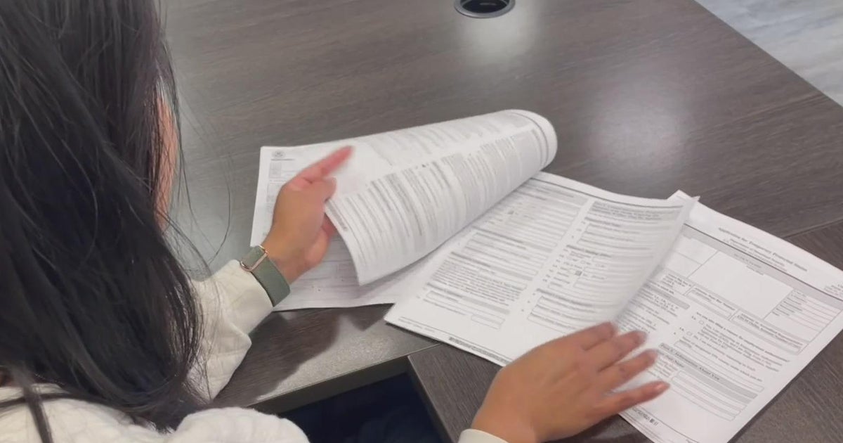 More Chicago migrants get work permits despite complex process - CBS ...