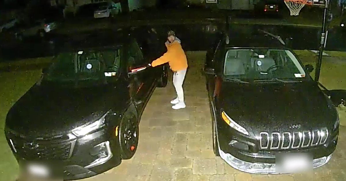 Suspects caught on video breaking into cars in Seaford, N.Y. - CBS New York