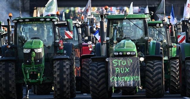 Farmers protest in France, blocking roads to Paris with manure and farm ...