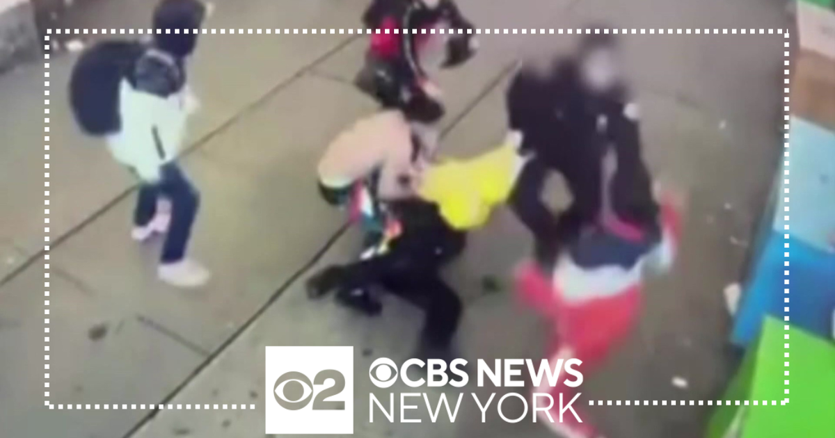 Group seen on video attacking NYPD officers in Times Square - CBS New York