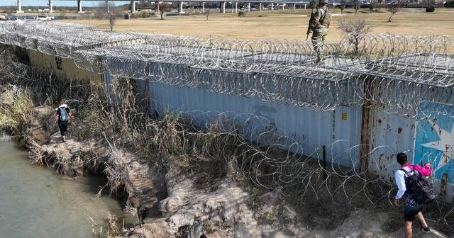 Protesters heading to U.S.-Mexico border ahead of Saturday rally - CBS News