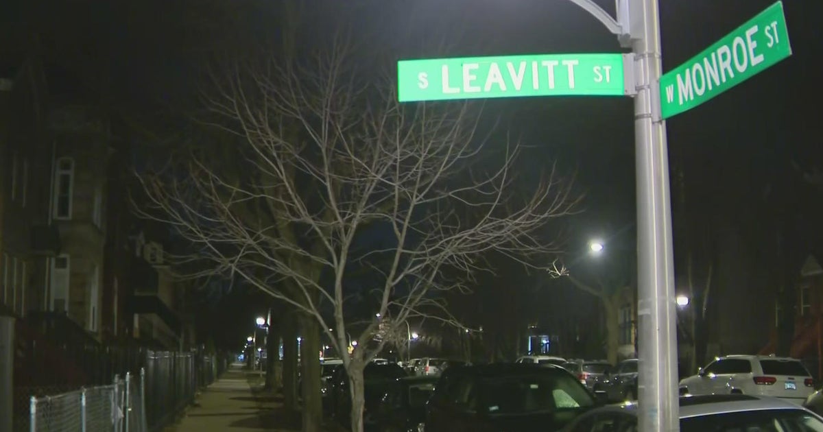 Person robbed at gunpoint while exiting car on Near West Side - CBS Chicago