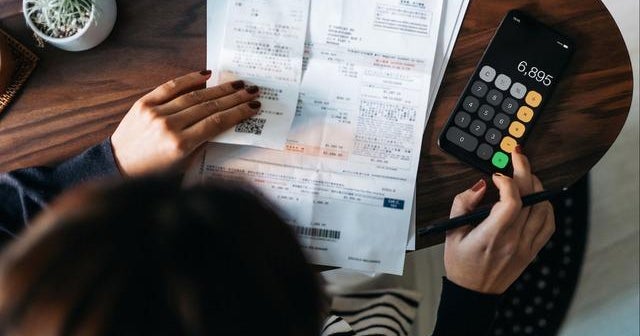 Why "loud budgeting" is becoming a trend on social media - CBS News