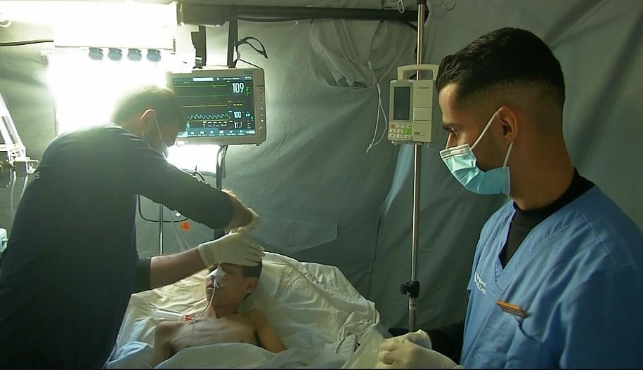 Inside a Gaza hospital as U.S. doctors help carry out "a small miracle ...