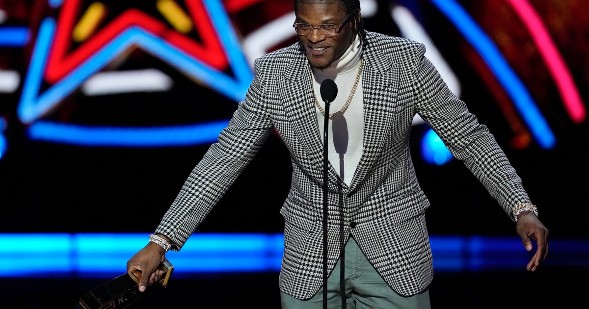 Baltimore Ravens Qb Lamar Jackson Claims Second Nfl Mvp Award Cbs